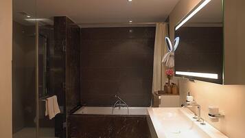 Quarto presidencial, vista para a piscina | Banheiro | Chuveiro/banheira combinados, produtos de toalete grátis