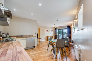 Apartamento | Cozinha privada | Geladeira, micro-ondas, fogão, lava-louças