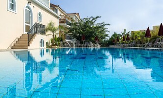Piscina externa sazonal, funciona das 10h30 às 18h30, guarda-sóis