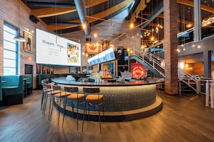 3 restaurantes: servem pequenos-almoços, almoços, jantares e brunches