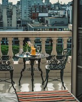 Suíte luxo | Roupas de cama premium, frigobar, cofres nos quartos