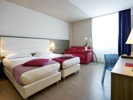Quarto, 3 camas de solteiro | Cofres nos quartos, escrivaninha, espaço de trabalho para notebook
