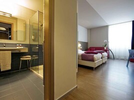 Quarto standard, várias camas (4 pax) | Cofres nos quartos, escrivaninha, espaço de trabalho para notebook