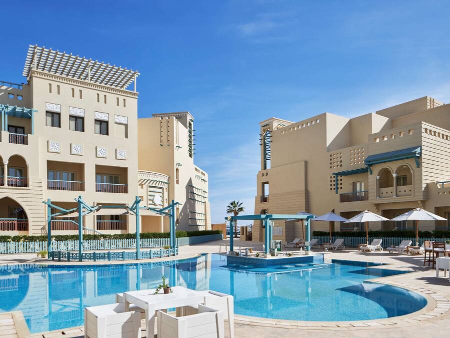 Piscina exterior, guarda-sóis, espreguiçadeiras