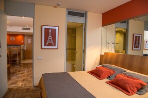 Cofres nos quartos, escrivaninha, quartos à prova de som