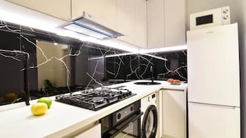 Apartamento de Luxo | Cozinha privada | Um frigorífico/congelador grande, um micro-ondas, uma cafeteira/bule
