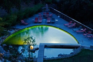 Piscina externa, guarda-sóis, espreguiçadeiras