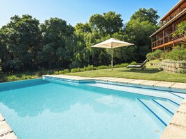 Piscina exterior, espreguiçadeiras 