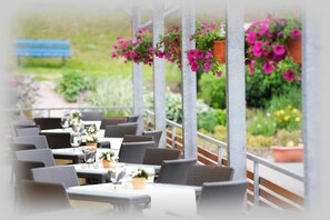 Serviço de almoço e jantar; culinária local, restaurante ao ar livre 