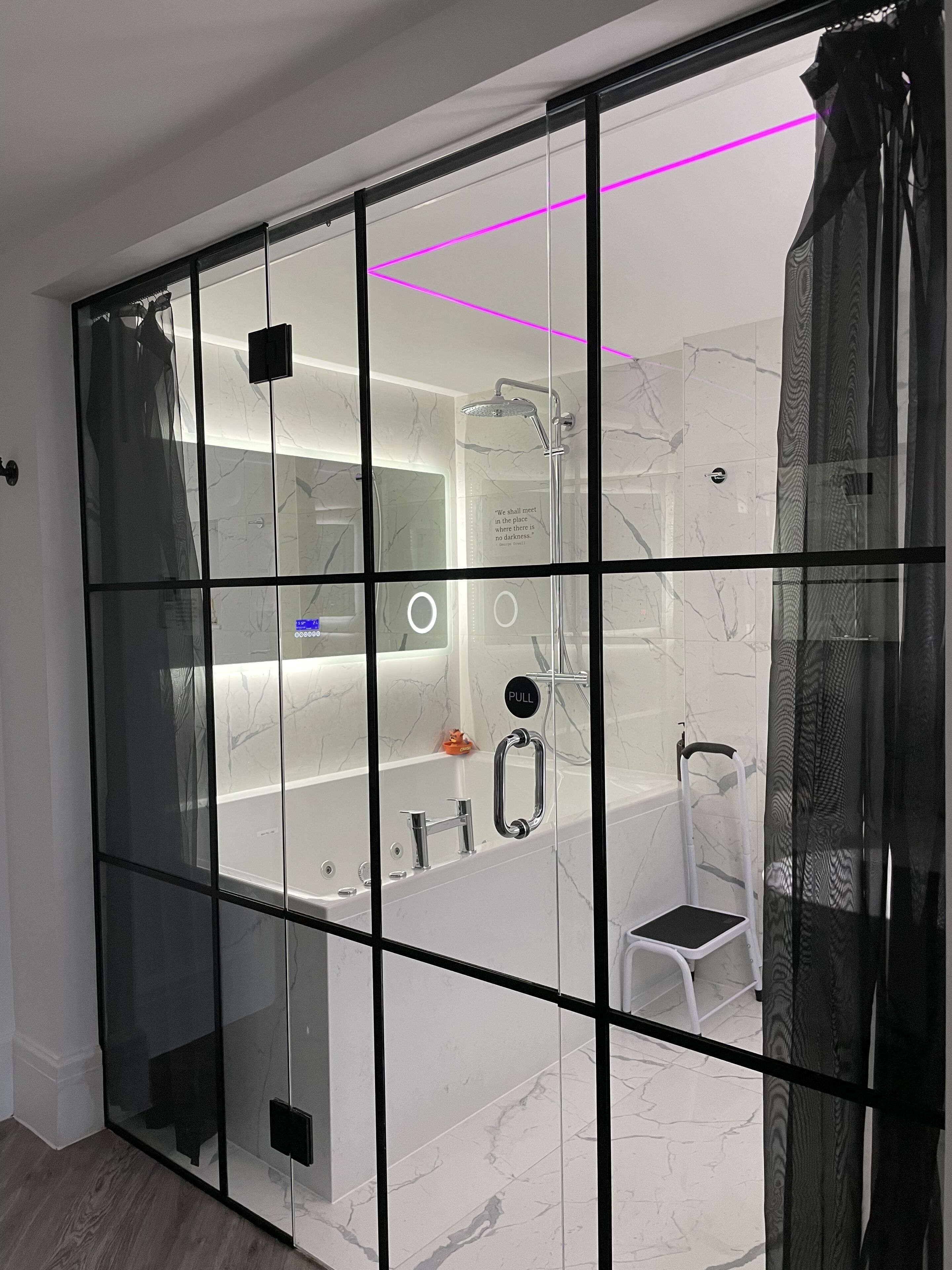 Quarto Duplo Design | Casa de banho | Artigos de higiene ecológicos, um secador de cabelo, toalhas fornecidas 