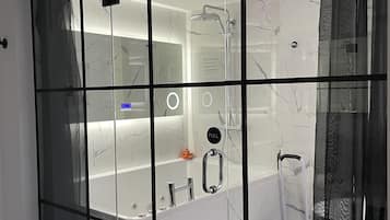Quarto Duplo Design | Casa de banho | Artigos de higiene ecológicos, um secador de cabelo, toalhas fornecidas