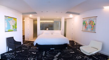 Suite | Cofre no quarto, secretária, cortinas/cortinados opacos 