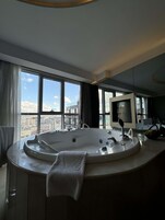 Minibar, cofre com capacidade para portátil, quartos insonorizados 