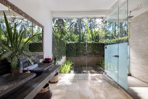 Villa, piscina privativa (Ocean) | Casa de banho | Um polibã, um chuveiro fixo, artigos de higiene pessoal grátis