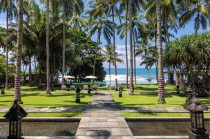 2 piscinas exteriores, uma piscina transbordante, guarda-sóis 