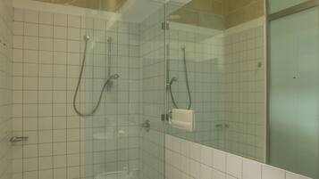 Quarto casal | Banheiro | Chuveiro, secador de cabelo, toalhas de banho