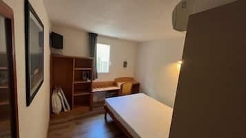 Quarto Económico | Camas de colchão viscoelástico, com mobília individualizada, secretária