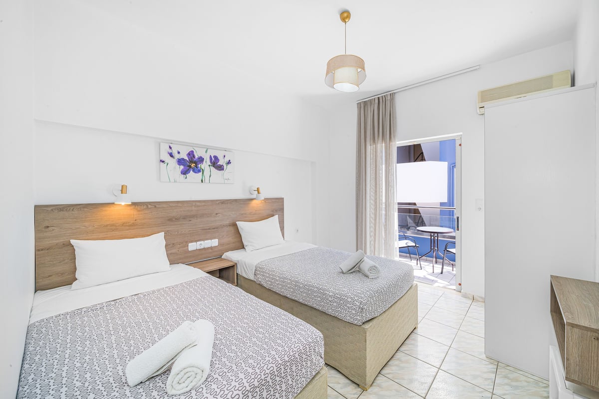 Apartamento Superior, 3 camas individuais | Secretária, berços/camas para crianças grátis, roupa de cama fornecida