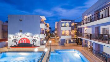 Piscina externa sazonal, funciona das 9h às 20h, guarda-sóis