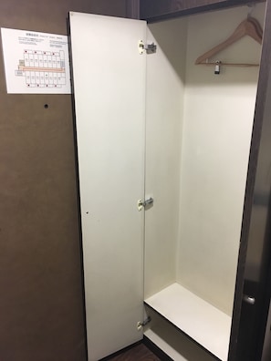 Escrivaninha, ferros/tábuas de passar roupa, Wi-Fi de cortesia