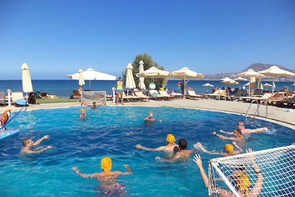 2 piscinas interiores, piscina exterior sazonal, espreguiçadeiras