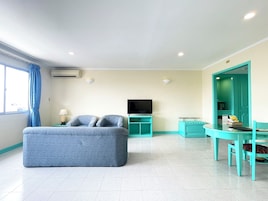 Quarto Sénior | Minibar, secretária, cortinas/cortinados opacos, Wi-fi grátis 