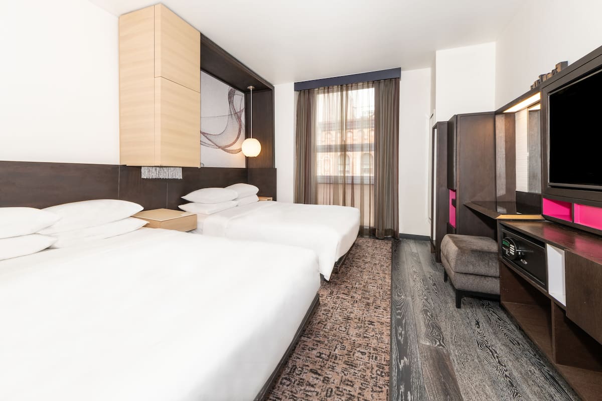 Roupas de cama premium, cofres nos quartos, escrivaninha