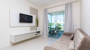 Apartamento Familiar, 2 quartos | Sala | TV de ecrã plano