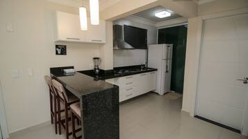 Apartamento, 1 quarto | Cozinha privada | Geladeira, micro-ondas, fogão, cooktop