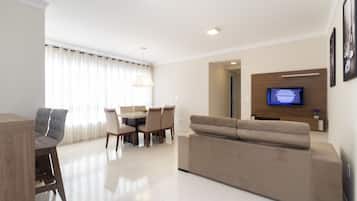 Apartamento, 2 quartos | Sala | TV de ecrã plano