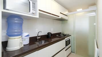 Apartamento, 2 quartos | Cozinha privada | Um frigorífico, um micro-ondas, um forno, uma placa de cozinha
