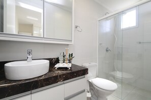 Apartamento, 2 quartos | Casa de banho | Um polibã 