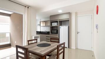 Apartamento, 2 quartos | Opções para refeição