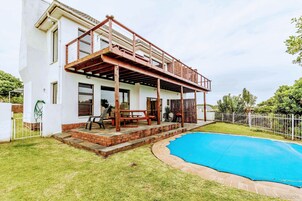 Piscina externa, espreguiçadeiras