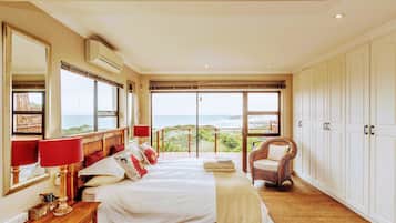 Quarto Deluxe | Edredões de penas, camas de colchão viscoelástico, cofre no quarto