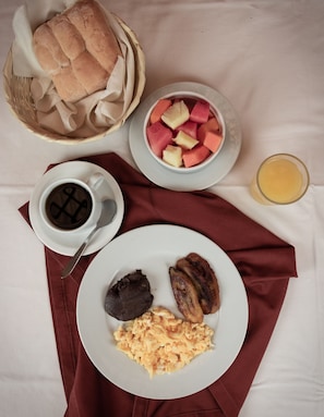 Café da manhã com pratos da culinária local grátis todos os dias