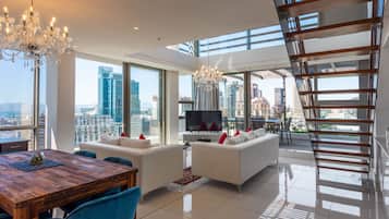 Penthouse Royal, 2 quartos, cozinha, vista para o oceano | Sala de estar | Smart TV de 55 de polegadas com canais via satélite, televisor, Netflix