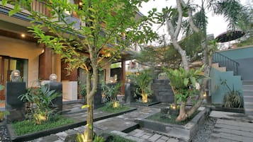 Quarto casal luxo | Vista para o jardim