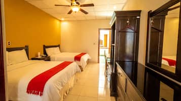 Double Room | Roupa de alta qualidade, edredões de penas, camas de colchão pillowtop