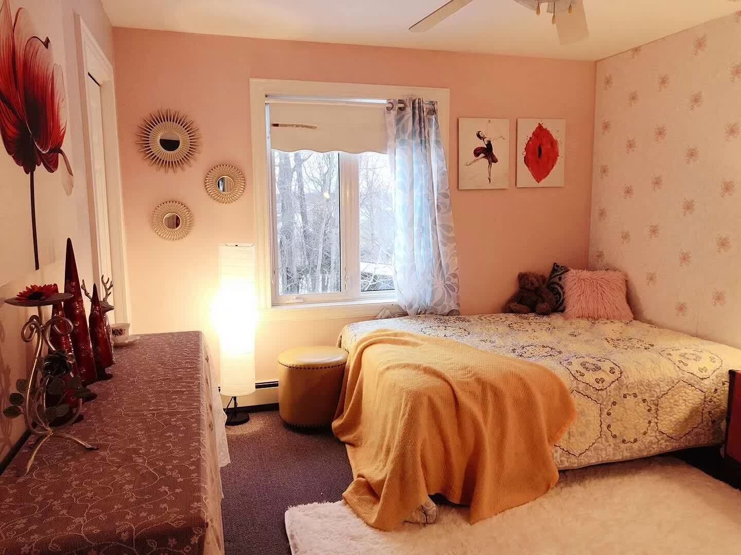 Quarto Clássico com Cama de Casal, 1 cama queen-size, casa de banho partilhada, no rés do chão | Com decoração personalizada, com mobília individualizada, secretária 