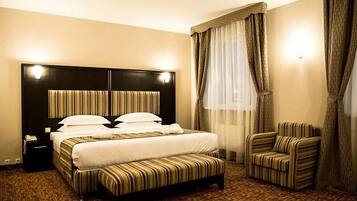 Suíte superluxo | Cofres nos quartos, escrivaninha, espaço de trabalho para notebook