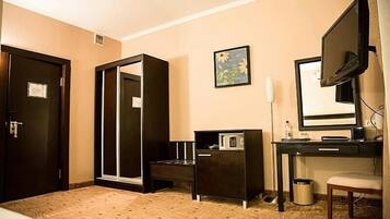 Quarto solteiro superior | Cofres nos quartos, escrivaninha, espaço de trabalho para notebook