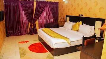 Escrivaninha, espaço de trabalho para notebook, Wi-Fi de cortesia