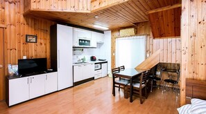 Quarto (Moolmaehwa) | Kitchenette privada | Um frigorífico, um micro-ondas, uma placa de cozinha