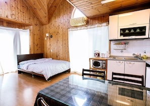 Um frigorífico, um micro-ondas, uma placa de cozinha