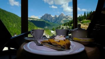 Pequeno-almoço tipo buffet diário (17 EUR por pessoa)