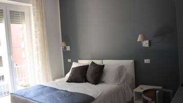 Quarto Duplo, terraço (Edoardo) | Minibar, secretária, Wi-fi grátis, roupa de cama fornecida