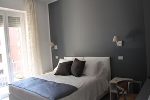 Quarto Duplo, terraço (Edoardo) | Minibar, secretária, Wi-fi grátis, roupa de cama fornecida 