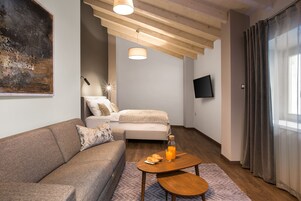Quarto | Frigobar, cofres nos quartos, individualmente decorados, escrivaninha