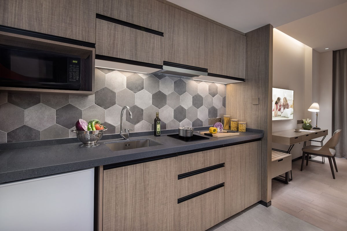 Geladeira, micro-ondas, cooktop